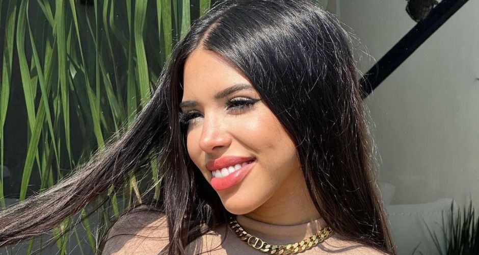 Critican a Yeri Mua por vestirse de Selena - Uniradio Informa Baja ...