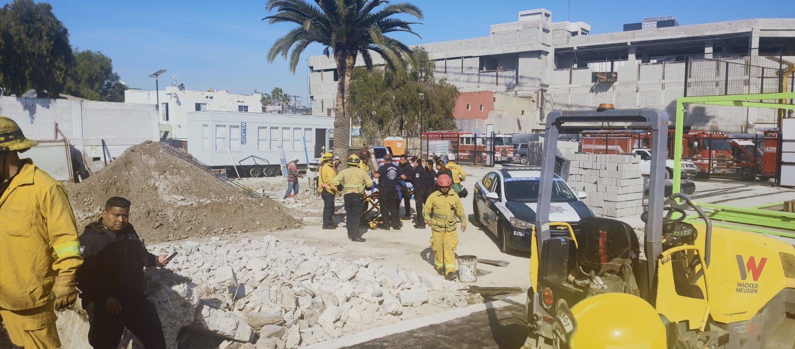 Derrumbe de obra en construcción deja a hombre atrapado - Uniradio Informa Baja California