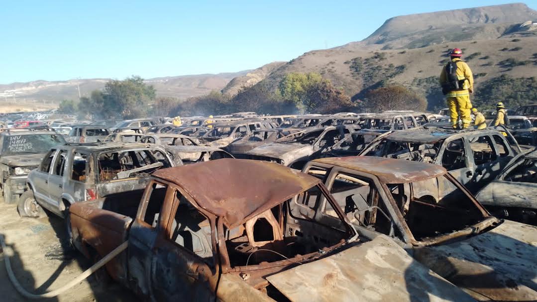 Incendio deja más de 100 vehículos afectados y un herido por inhalación ...