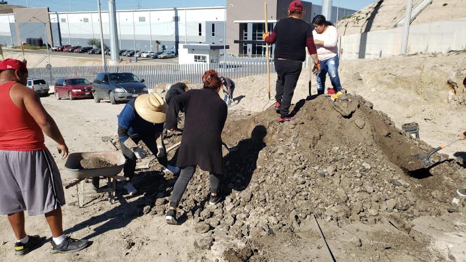 Vecinos de "El Chicote" luchan contra el lodo para salir de su ...
