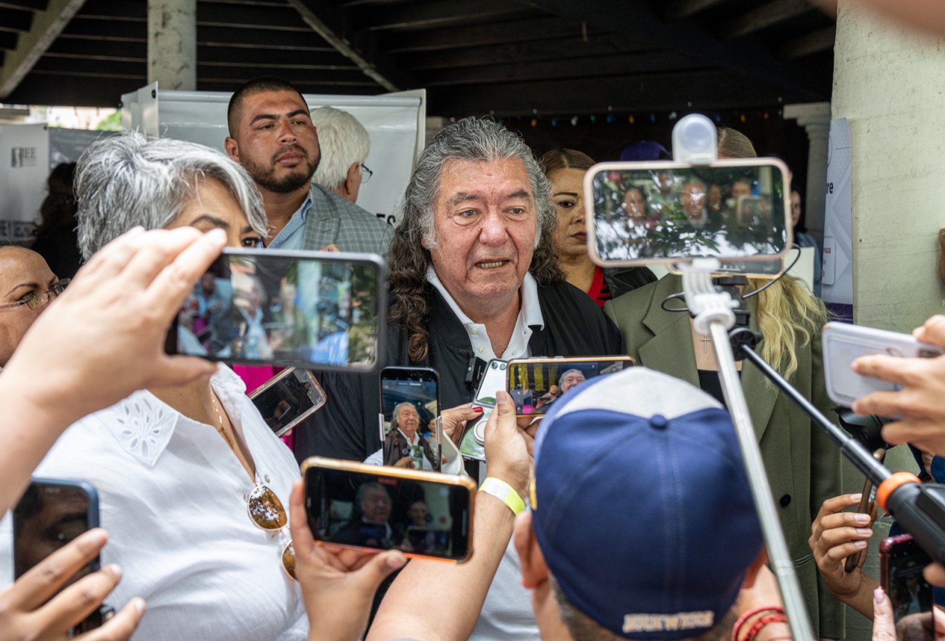 Acompañado por seis de sus 24 hijos, Jorge Hank Rhon llegó a votar este ...