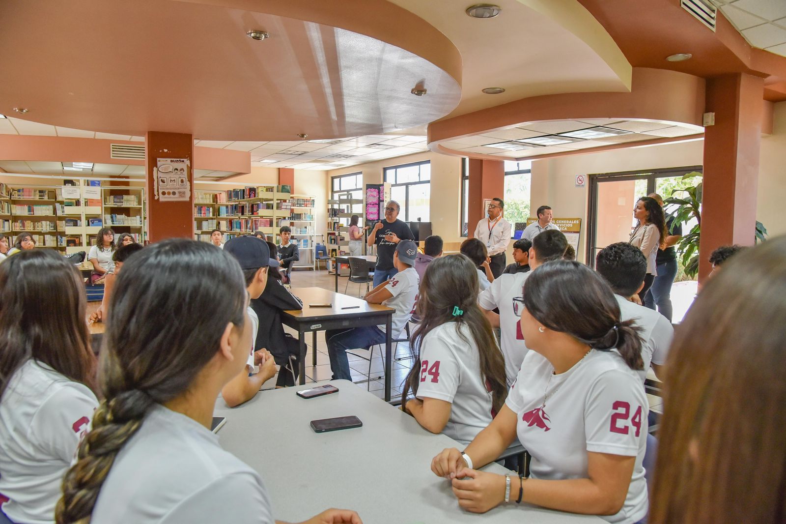Dialoga director general de COBACH Baja California con estudiantes ...