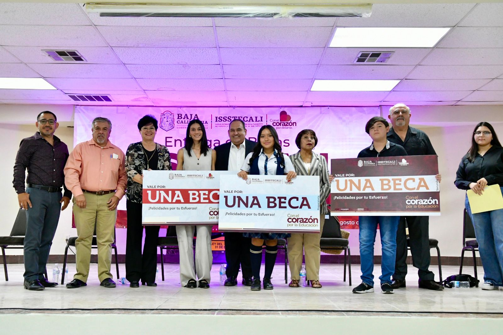 Issstecali entrega 640 becas a estudiantes destacados - Uniradio ...