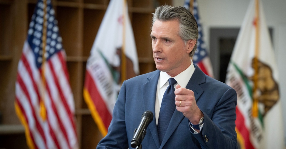 Gobernador Newsom firma una nueva orden ejecutiva para acelerar la ...