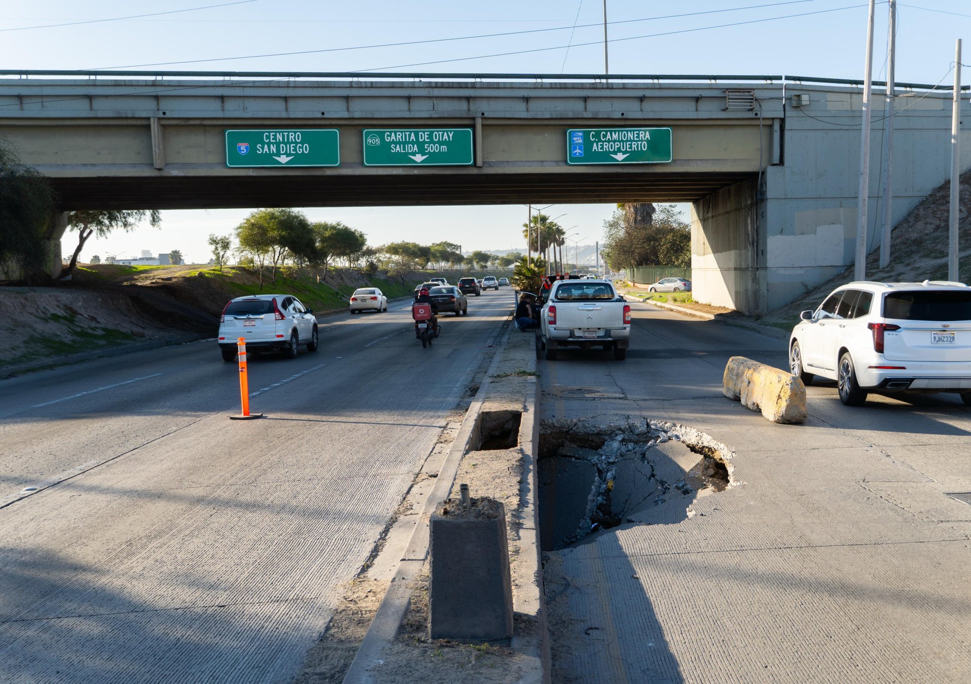 Atiende XXV Ayuntamiento de Tijuana reporte de socavón sobre Vía Rápida ...