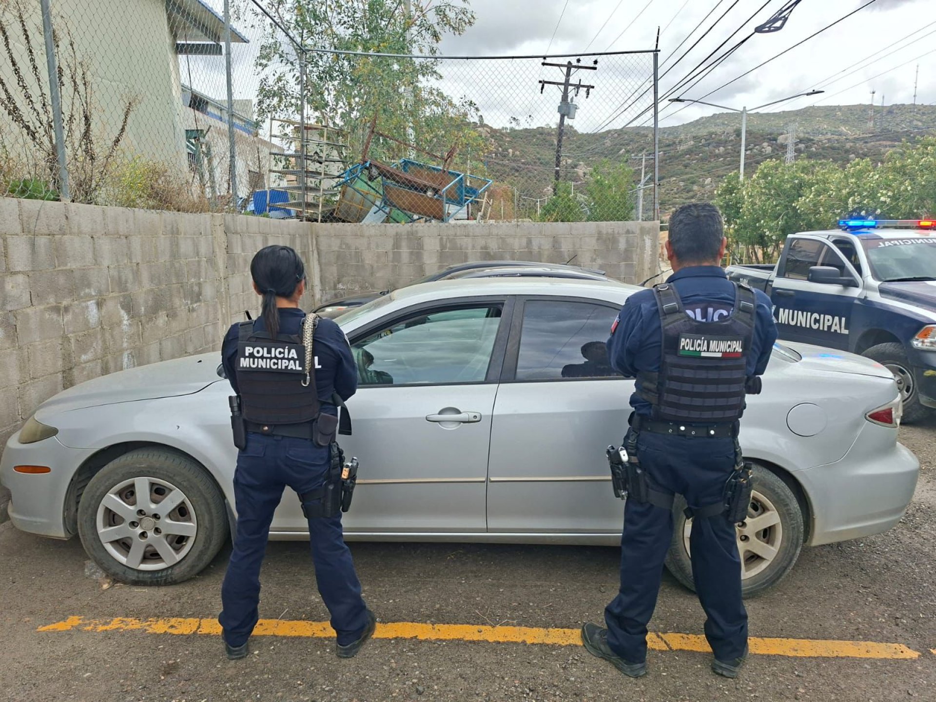 Localizan auto con reporte de robo en área rural de Tecate - Uniradio ...