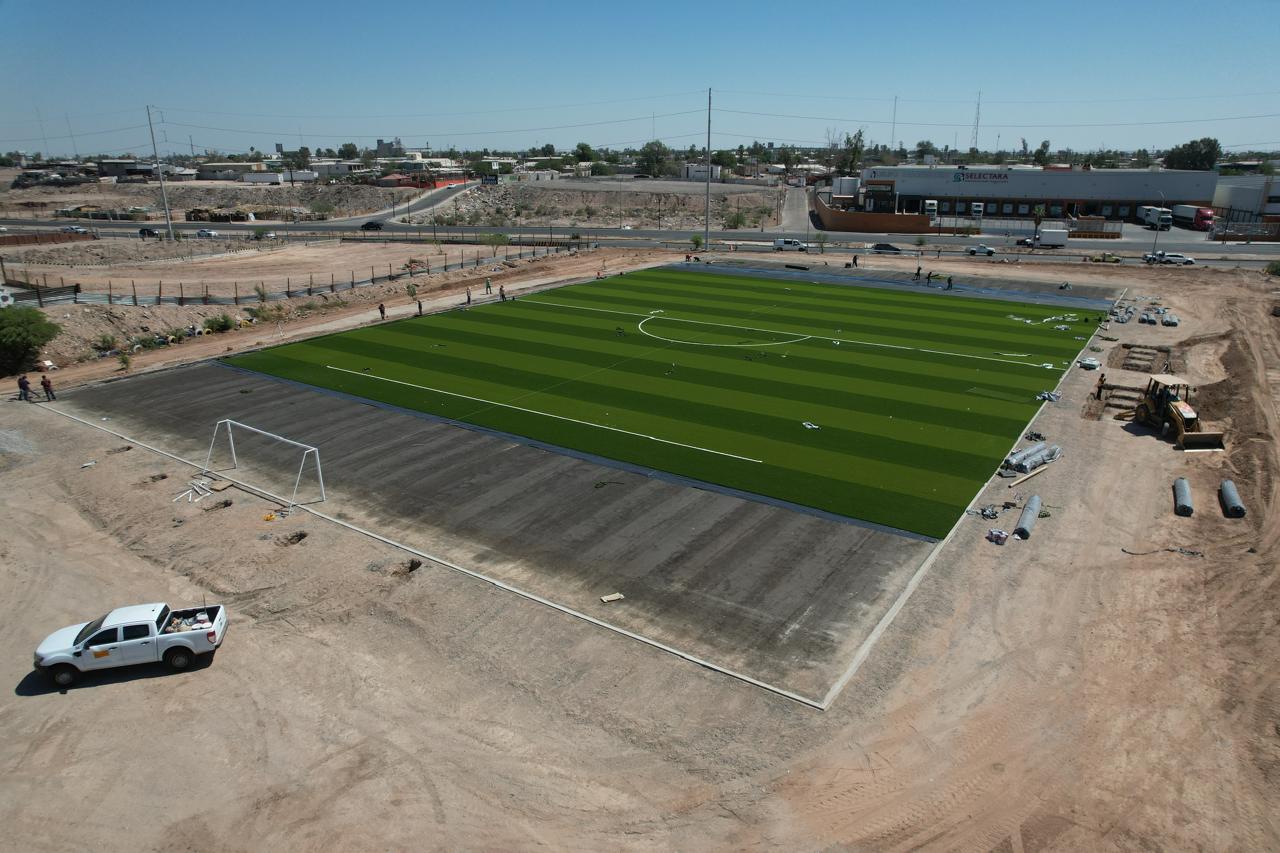 Continúan trabajos en campo de fútbol Godoy Calalo en Mexicali ...