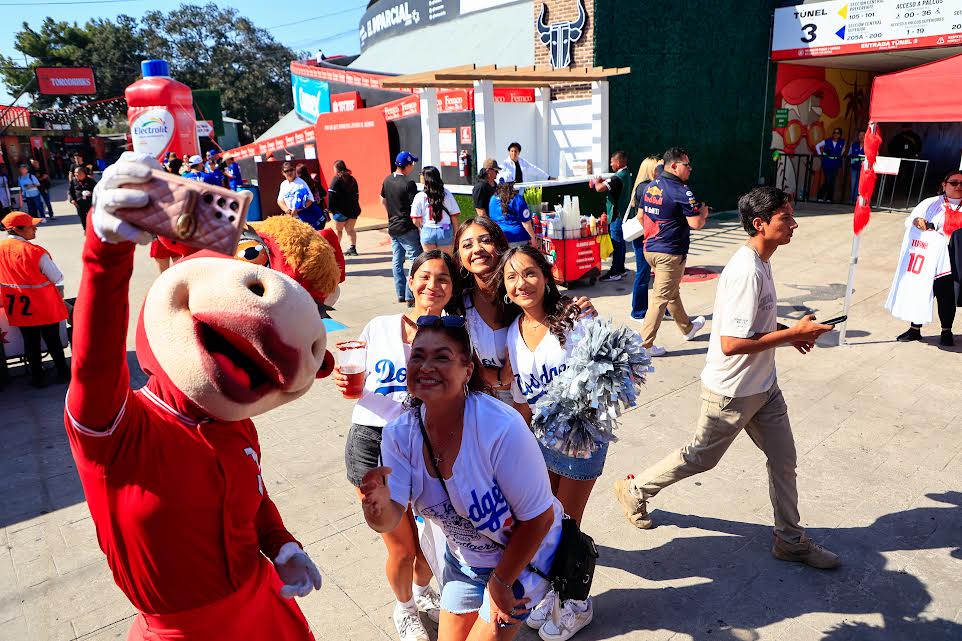 La marea azul llegó a Toros Mobil Park - Uniradio Informa Baja California